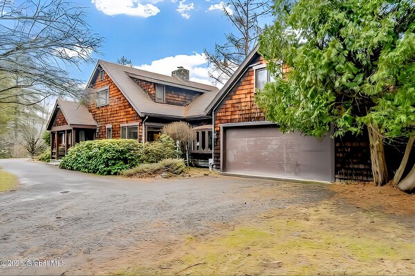Hudson Valley 10 Bedroom Compound With Pond And Tennis Court - Nassau, NY