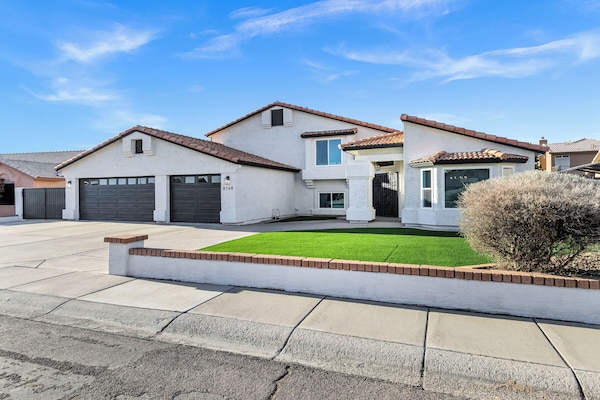 New! Luxe Vacation Getaway - Heated Pool And Putting Green - Glendale, AZ