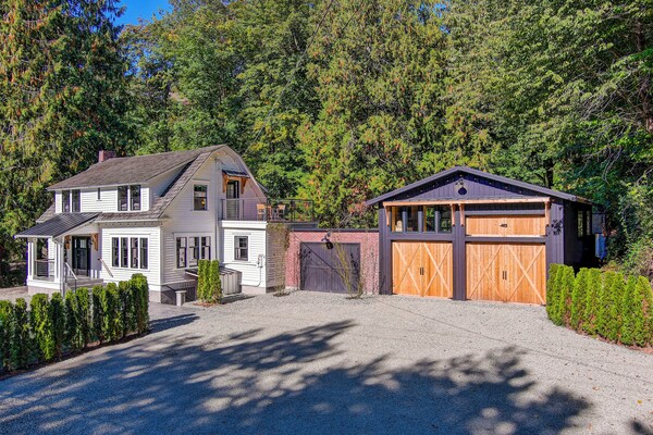 The House At Richardson Creek- 20 Bed Amenity Rich Dutch Colonial Farmhouse - Monroe, WA