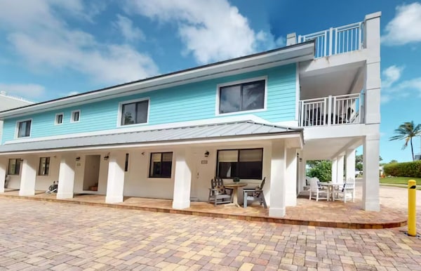 Juno Beach Seaside Escape I Steps From The Ocean! - Juno Beach, FL