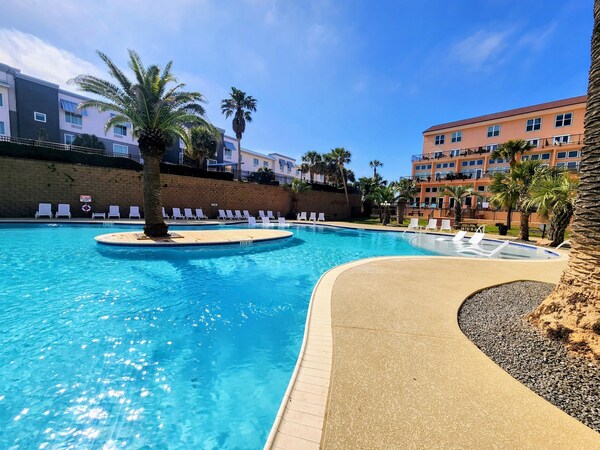 Amazing Pools, Hot Tub, Top Floor, Dog Friendly - Galveston, TX