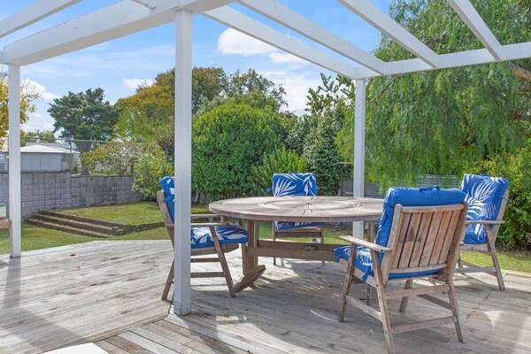 Spacious Papakura Family Delight W Deck And Yard - Clevedon