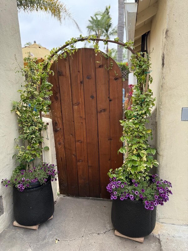 Charming Studio With Kitchenet And Patio  In Delightful Santa Barbara - Santa Barbara, CA