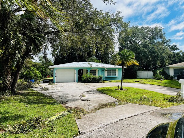 Beautiful Renovate Home Paradise Heated Pool Jacuzzie Vero Beach - Vero Beach, FL