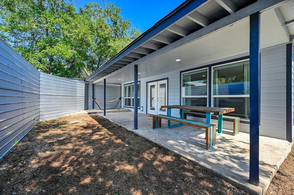 Artful Urban Bungalow: Stylish Comfort In North Austin - Austin