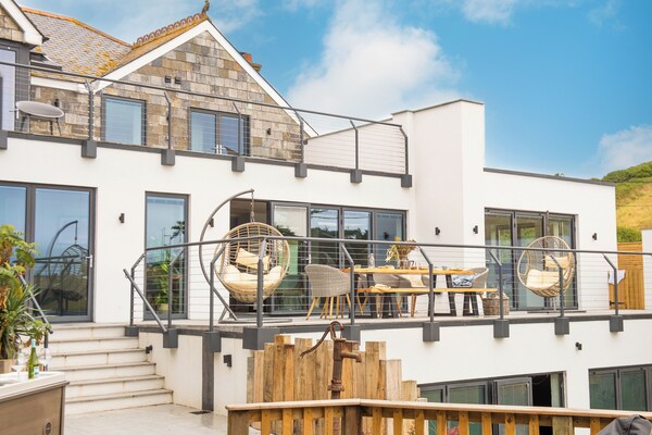 Stunning 5 Star Family Home By The Beach With Hot Tub, Cinema Den, & Games Room - Mawgan Porth