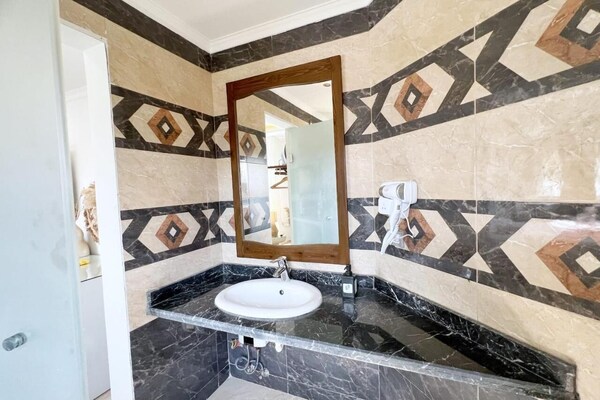 Spacious 4-bedroom Private Bathroom, Ac, Kitchenet, Mini Bar,clean And Quite - Egipto