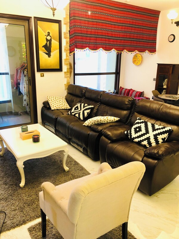 Charming 3-bedroom Bed & Breakfast With Ac, Wifi In Awesome Dubai - Dubái