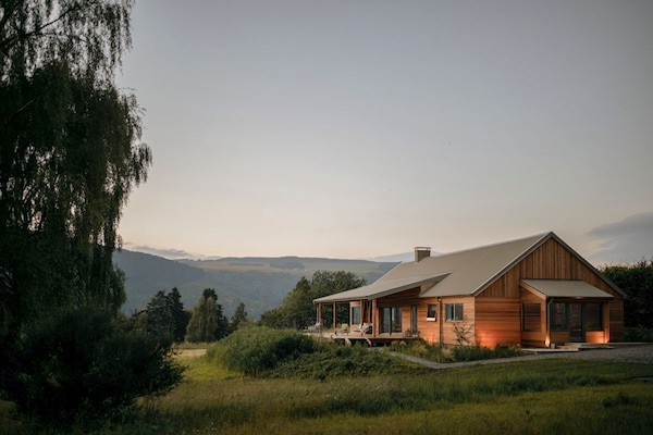 Hilltop Lodge - Four Bedroom Villa, Sleeps 8 - Pitlochry