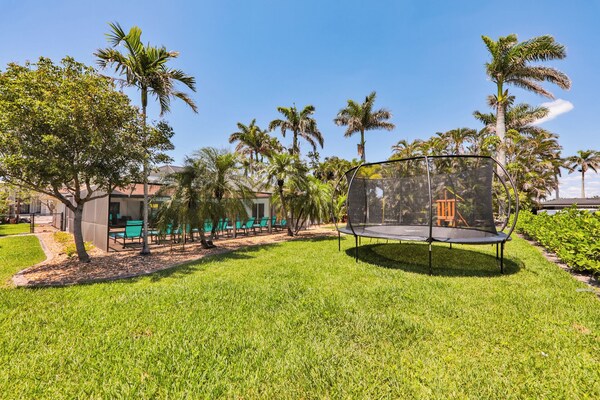 Canalfront Paradise / Free Internet; Limitless Channels; 3bd; 2ba And Pool - Fort Myers, FL