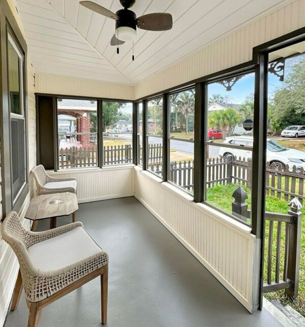 Downtown Adjacent Charming 2-bedroom Pet Friendly House In Sunny Pensacola, Fl - Pensacola, FL