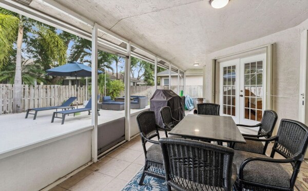 Heated Pool, Pool Table, Heart Of Wellington! - Royal Palm Beach, FL