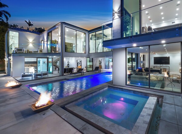 Ultimate 8m Escape Views, Waterfall, Fire Features & Pure Luxury - 잉글우드