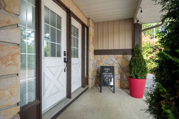 Logement Parfait Pour Les Groupes! -Jacuzzie-piscine&bbq-à 25 Minutes D'ottawa- - Gatineau