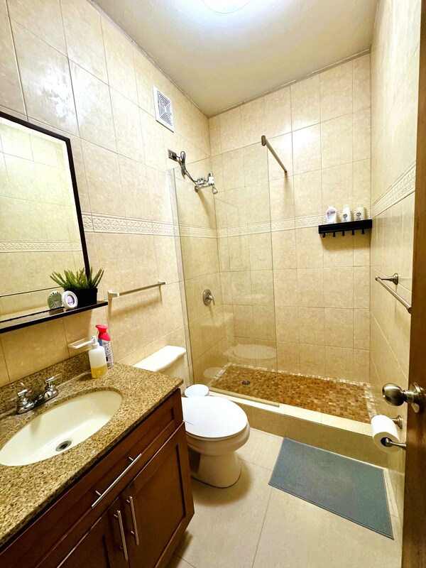 Full Apartment W/kitchen, A/c, Wifi And 1 Min To The Beach - Manatí