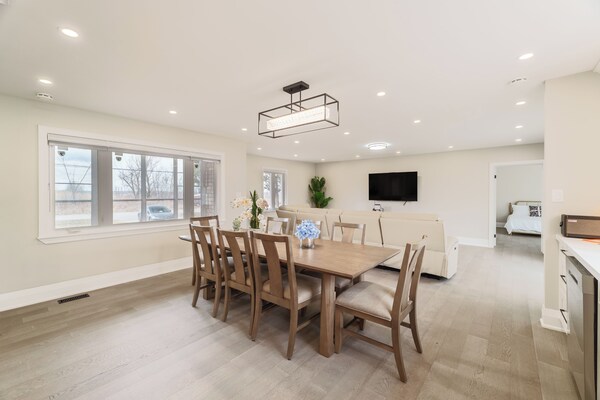 Bright Lakeside Cottage | 4br & 16 Guest Max | Private Dock & Nature Retreat - Georgina