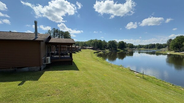 Riverside Romance: Couple Getaway With Cozy Tavern Dining & Indoor Pool Access - Greenwood Lake, Alger