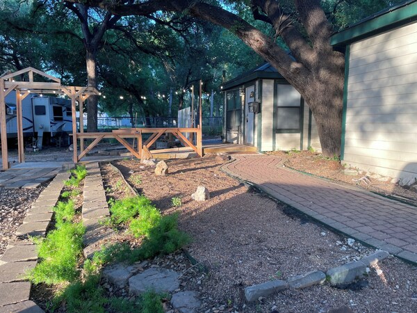 Charming Yellow 1-bedroom House San Marcos  Room Service Available! Dog Friendly - San Marcos, TX