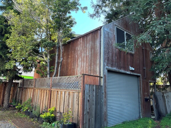 Charming Baseball Themed 2-story Building With Cable Tv, Wi-fi & Stereo System. - Berkeley