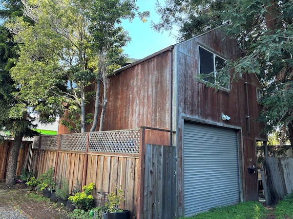 Charming Baseball Themed 2-story Building With Cable Tv, Wi-fi & Stereo System. - Berkeley