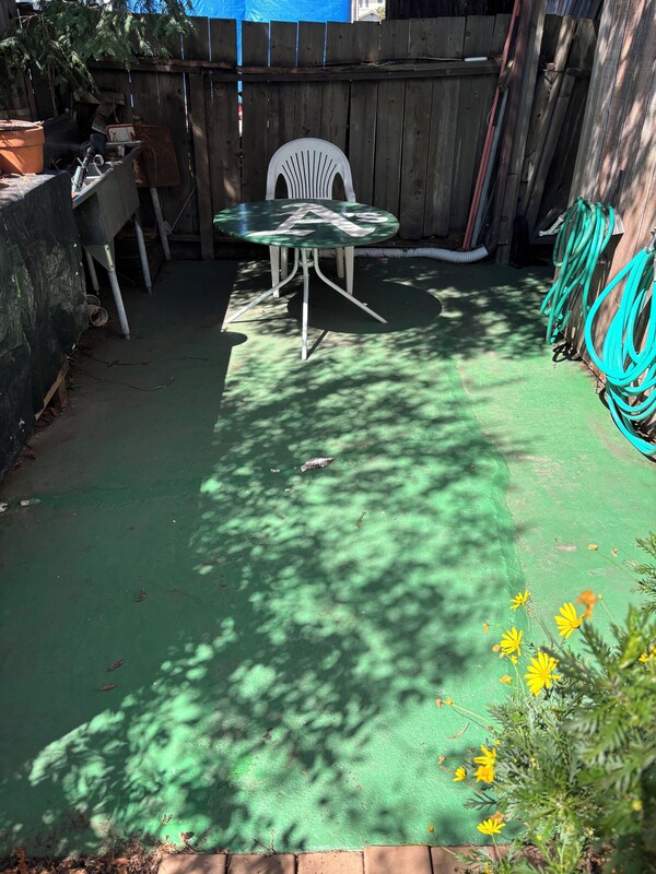Charming Baseball Themed 2-story Building With Cable Tv, Wi-fi & Stereo System. - Berkeley, CA