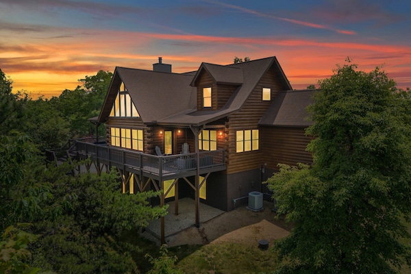 Crazy About The View | Pet Friendly, Hot Tub & Year-round Views! - Black Mountain, NC