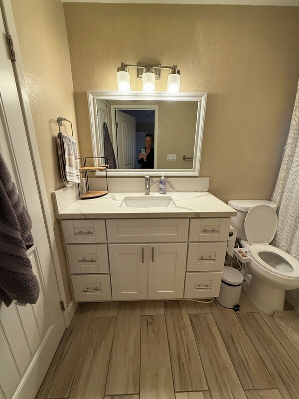 Cozy 2-bedroom Townhome In Charming San Diego With Ac, Wifi, Pool, And Gym - San Diego, CA