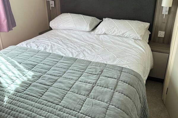 Caravan In Holcot  - Sleeps 6 - Pet Friendly - Northampton, UK