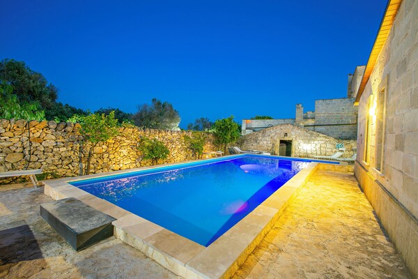 Masseria Antoglia Mandorlo Deluxe Room, Villa Castelli, Italy - Ceglie Messapica