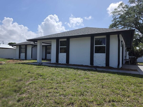 Charming 3-br Poolhouse Sleeps 15 Near Beaches, Family Games To Keep Night Going - Port St. Lucie, FL