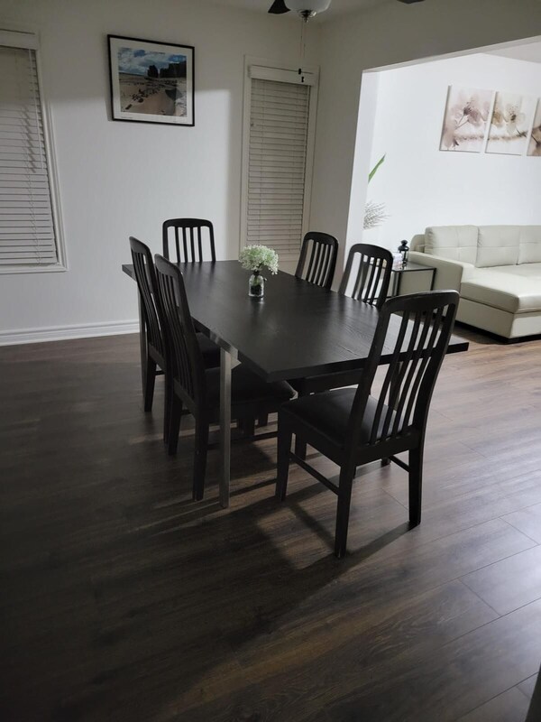 Spacious 3 Bedroom 2 Bathroom Unit In Guildford No Stairs Sleeps 13 - Surrey, BC