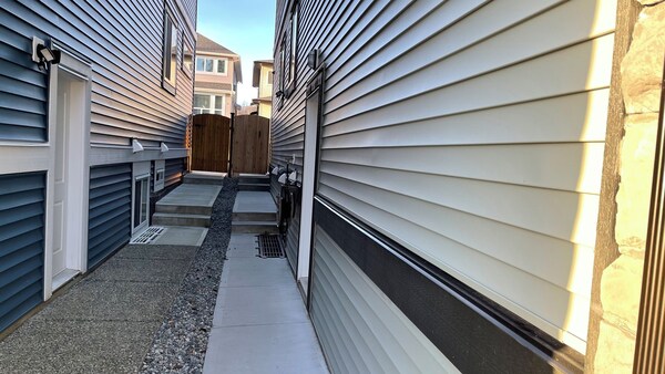 Modern, Self-contained 1b/1 B Suite W/ Workspace - Maple Ridge