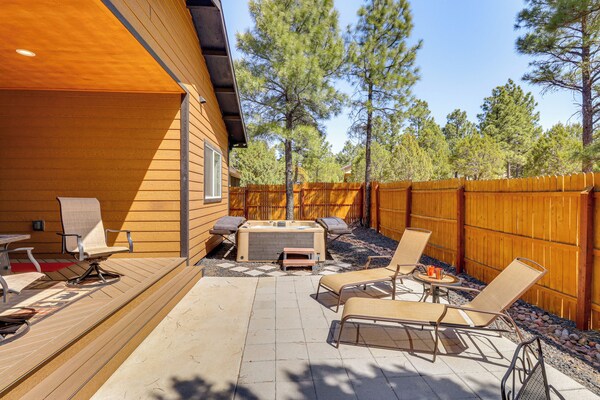 Hot Tub & Outdoor Living: Relaxing Show Low Cabin - Show Low, AZ