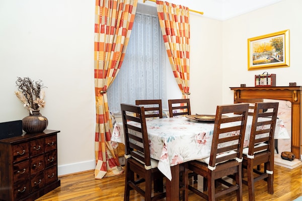 Historic 4-bed Townhouse | Free Parking & Gardens - Fife