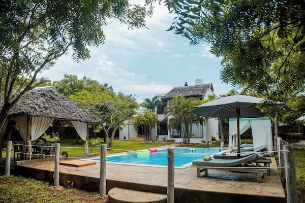Luxury 4-bedroom Villa With Private Pool - Mombasa