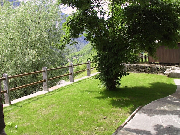 Lovingly Renovated Ticino House With Sunbathing Lawn On A Sunny Hillside Location - Verzasca