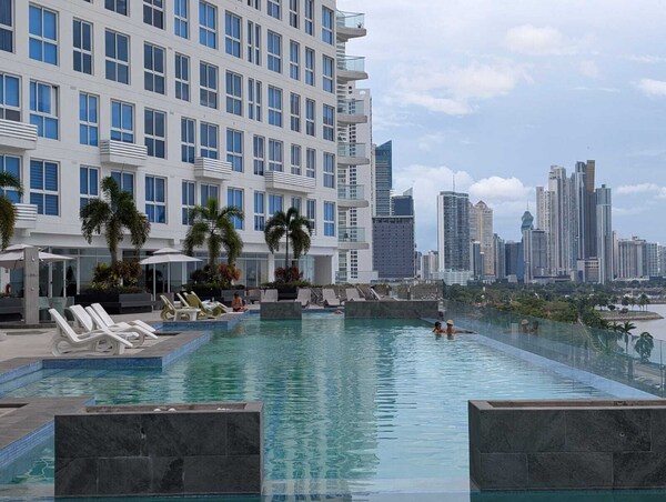 This Condominium Is A 1 Bedroom(s), 2 Bathrooms, Located In Avenida Balboa, Panama. - Panama City
