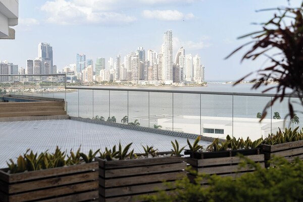 Bright And Cozy 1br/2ba Apartment With Radiant Vibes In The Sands, Right On Avenida Balboa - Panama City