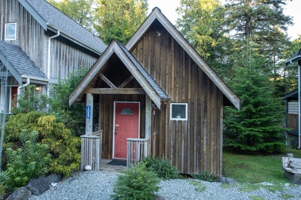 Rising Tide Cabin Near Little Beach - Vancouver Island