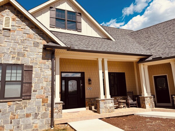 Ventura Cottage 1-bedroom Cottage In Stephens City ,Wifi, Fitness Room & Hot Tub - Winchester, WA