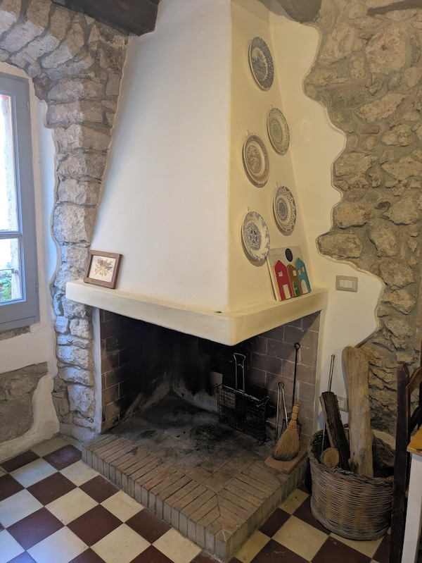 Spacious 6-bedroom House In Enchanting Bosa With Professional Kitchen, A/c - Bosa