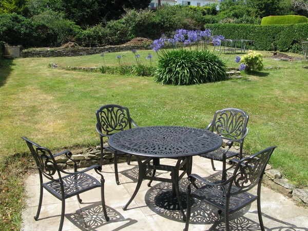 2 Bedrooms With Ample Driveway Parking And Front And Rear Garden - Padstow
