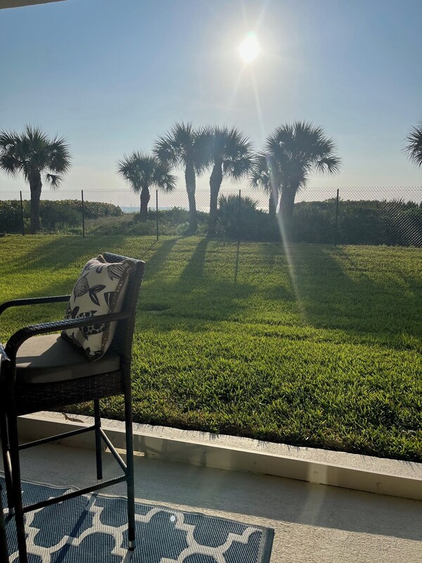 Beachfront 3 Bedroom 2 Fullbath Snowbird Retreat!!corner Unit Tons Of Privacy - Cocoa Beach, FL