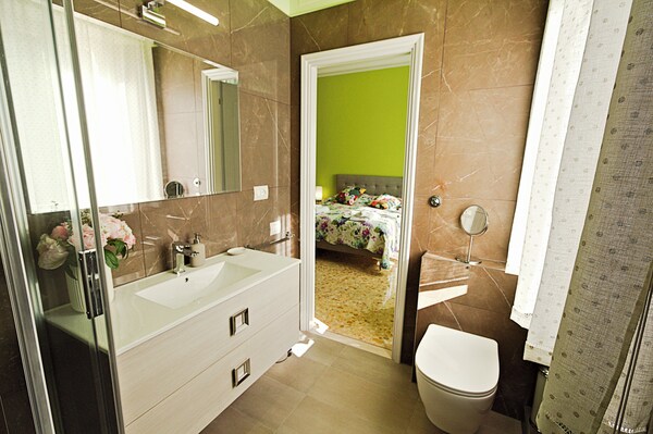 Rooms In The Villa, With Air Conditioning, Free Wi-fi, Free Parking. - Lucca