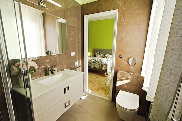 Rooms In The Villa, With Air Conditioning, Free Wi-fi, Free Parking. - Lucca