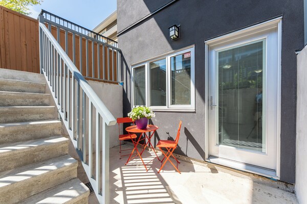 Cozy & Convenient · 2 Mins From Skytrain · Central Location - Vancouver
