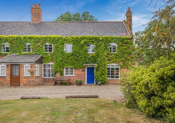 Middle Farmhouse - Four Bedroom House, Sleeps 10 - Suffolk