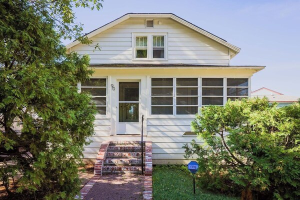 Charming 1930 Bungalow Near Park & Beaches - Fully Registered & Licensed - 伯靈頓