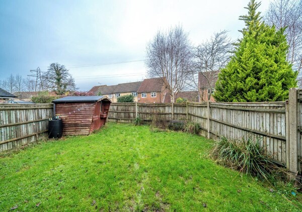 Lovely  1 Bedroom Apartment With Free Paarking And Garden In Crawley - Crawley