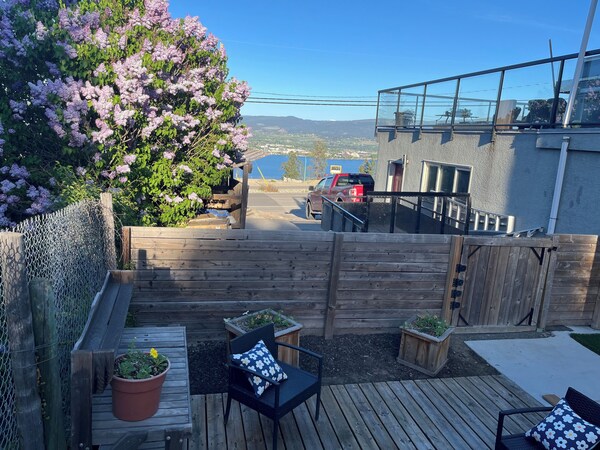 Welcome To "Paws And Stay Retreat". 5 Minutes From Downtown. Walk To Wineries! - Kelowna